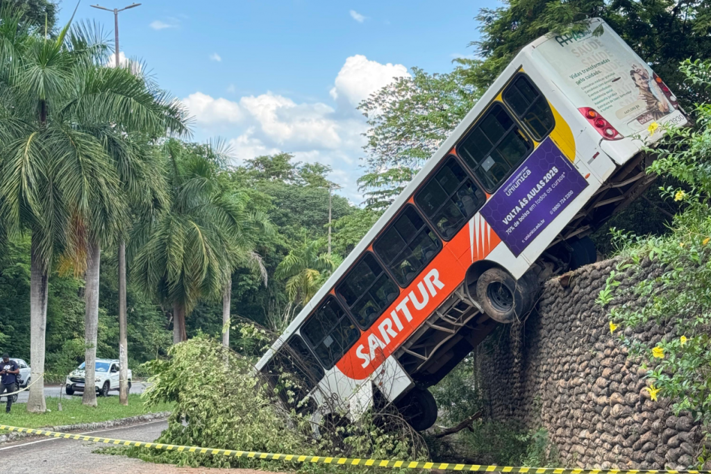 Ônibus capota e deixa sete feridos - Diário do Rio Doce